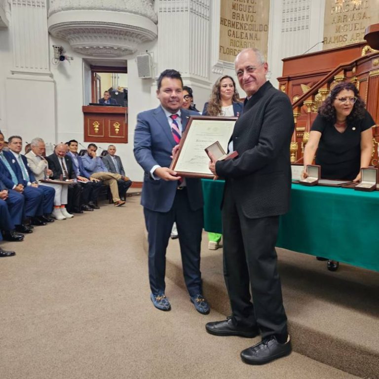 Benjamín Romano recibe la Medalla al Mérito en Artes - Centro Urbano