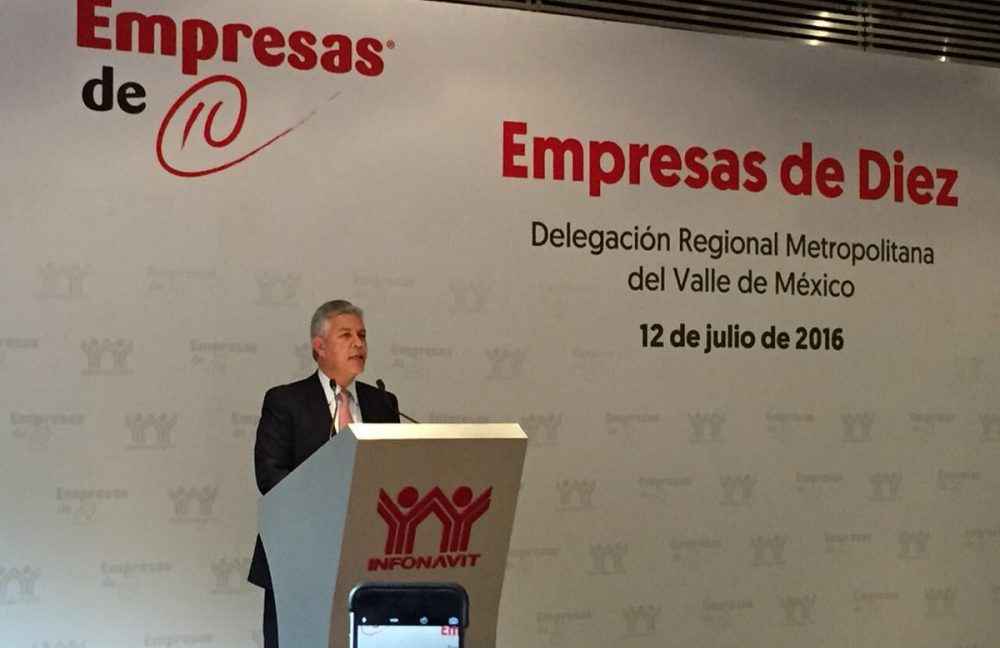 Infonavit entrega reconocimientos a 63 Empresas de 10 - Centro Urbano