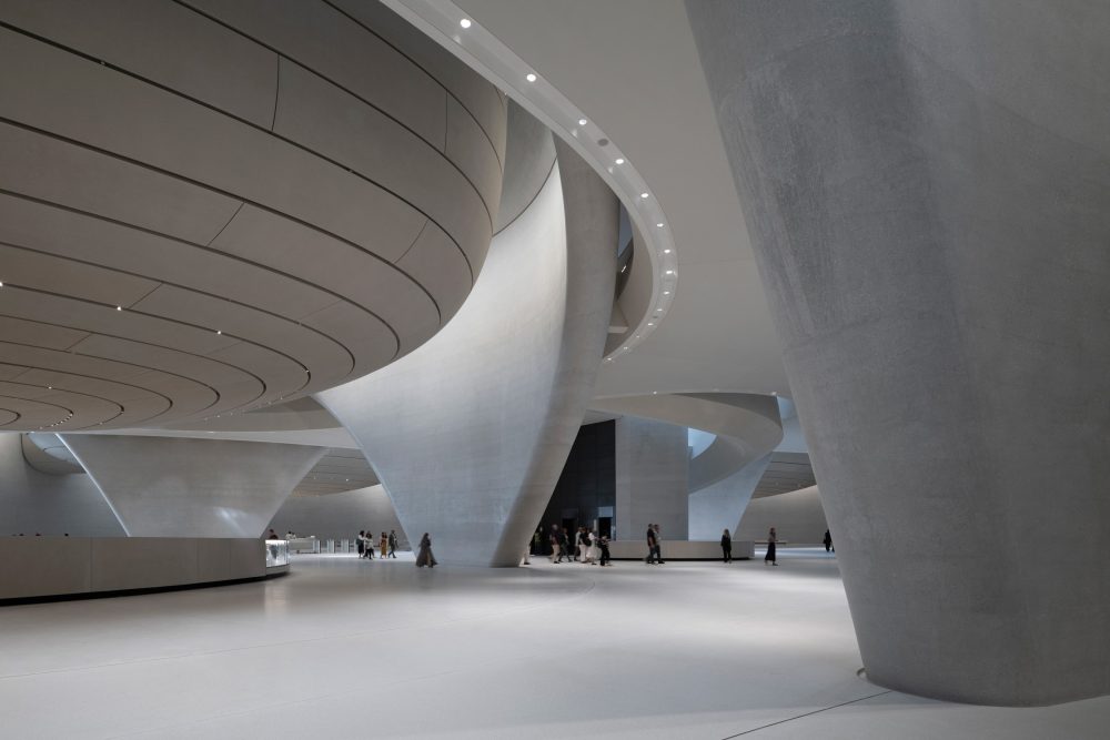 Foster + Partners inaugura Museo Nacional Zayed en Abu Dabi - Centro Urbano